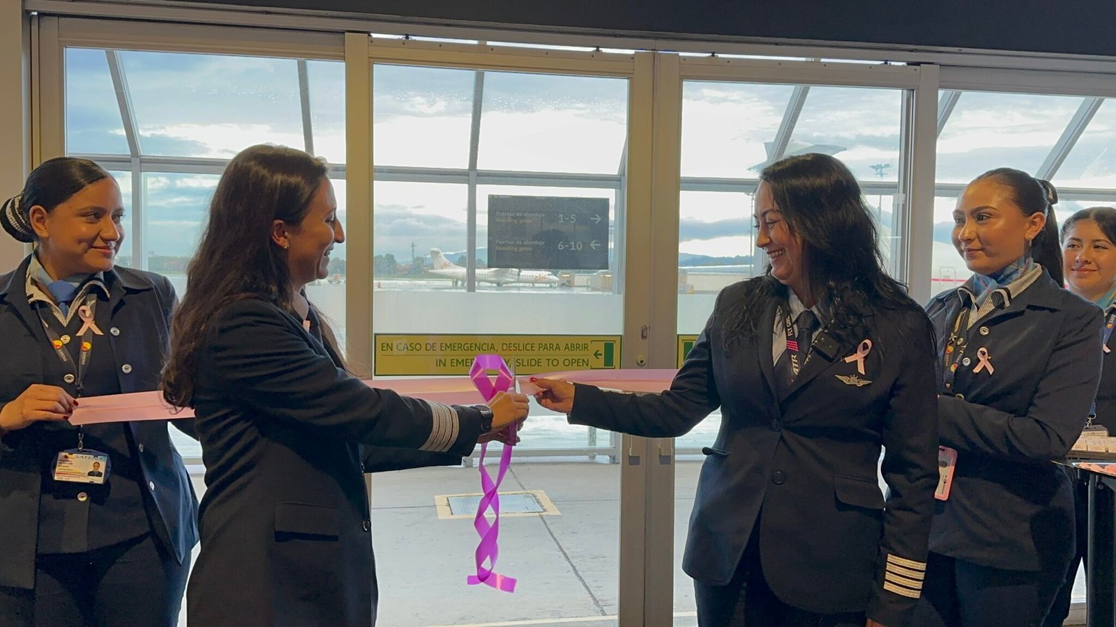SATENA cambia el color de avión para conmemorar el mes de la lucha ...